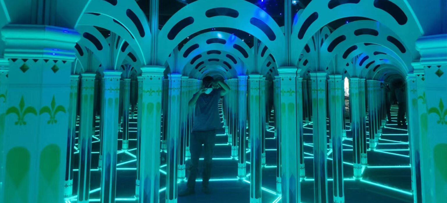 Mirror Maze Manufacturer | Custom Commercial Mirror Maze